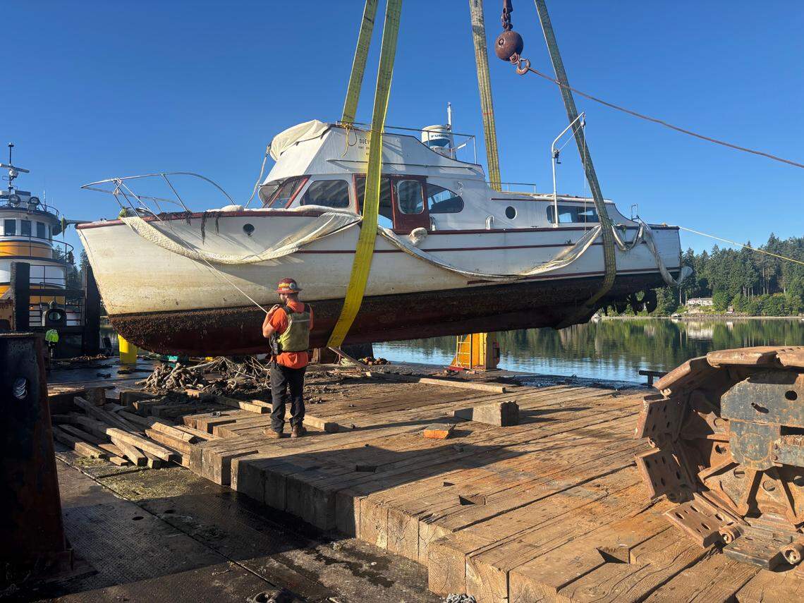 Sinking yacht removed from Filucy Bay by contractors | Tacoma News Tribune