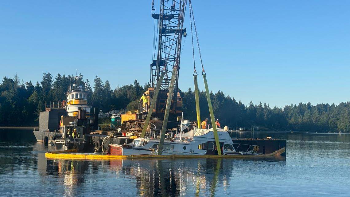 Sinking yacht removed from Filucy Bay by contractors | Tacoma News Tribune