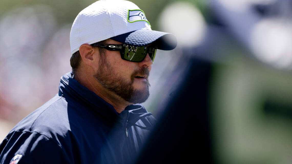 Former UW coach Scott Huff working Seahawks’ offensive line ...