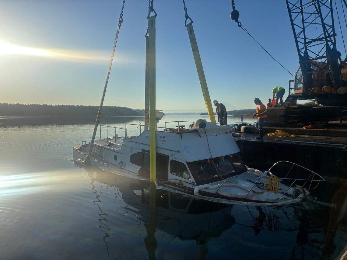 Sinking yacht removed from Filucy Bay by contractors | Tacoma News Tribune